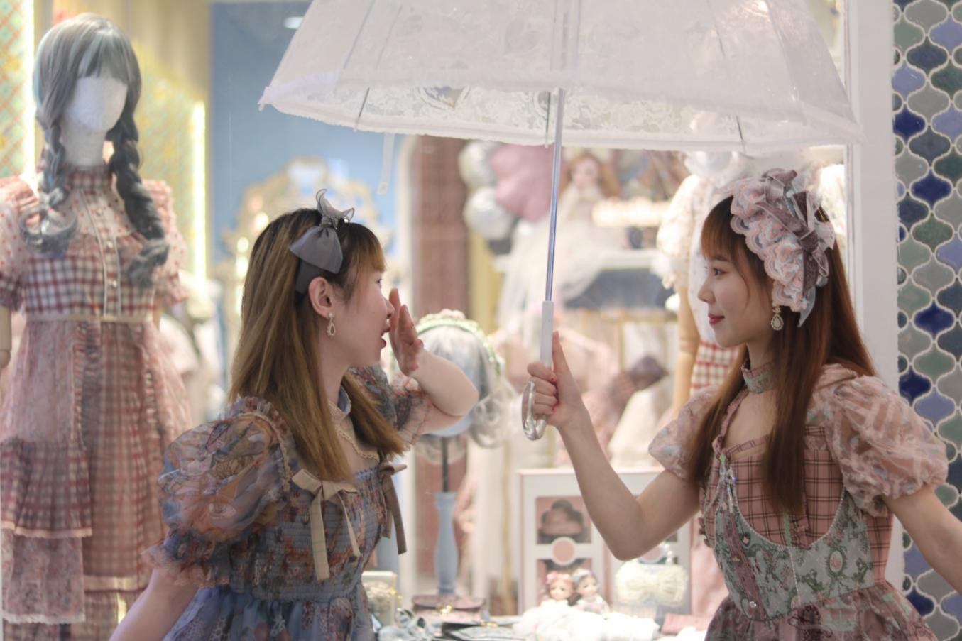 LuLusmile武汉首店入驻银泰 Lolita风引大学生试穿打卡 - 国际在线移动版