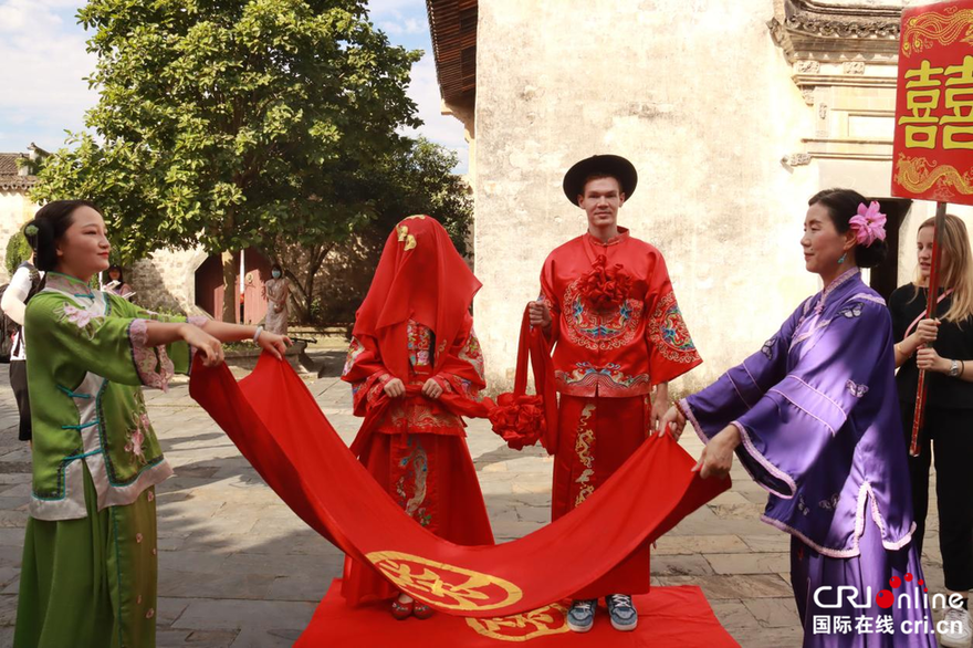 Foreign Internet Influencers Tour Huangshan in Anhui to Explore Hui Culture