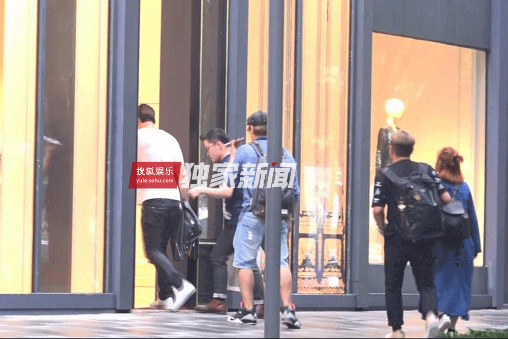 陈伟霆三里屯逛街购物 奢侈品店买买买(组图)-国际在线