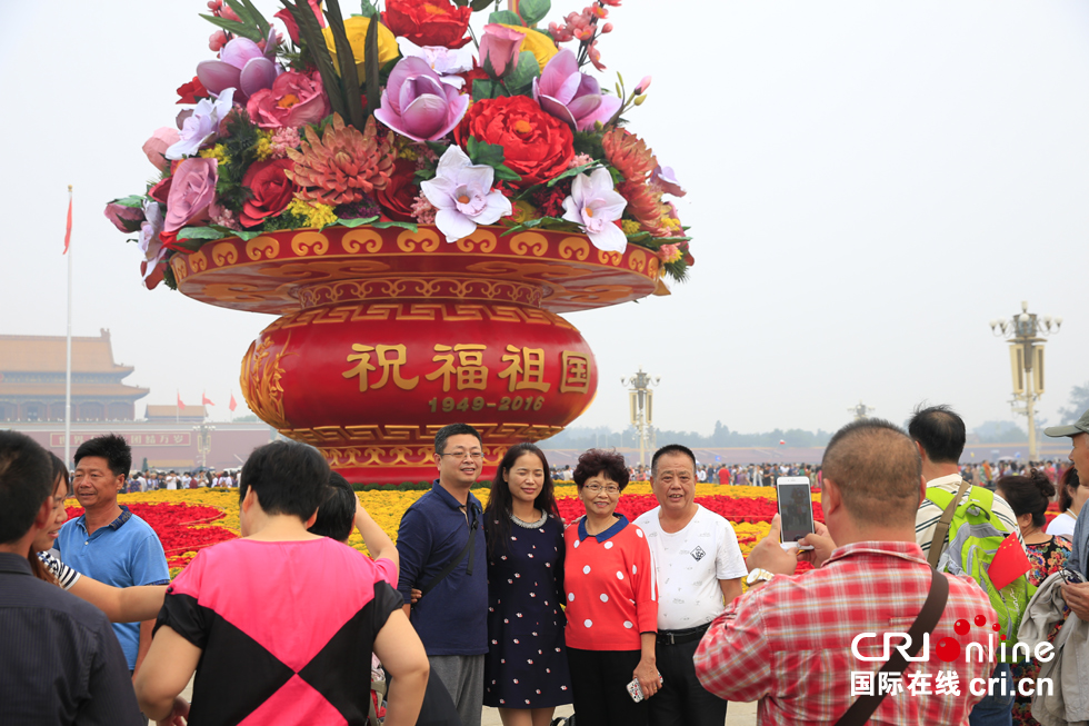 国庆花篮正式亮相天安门广场 游客观赏拍照(高清组图)-国际在线